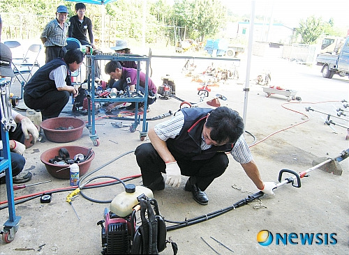울진군공무원협의회와 울진군농업기술센터 농기계 순회수리 봉사활동 전개