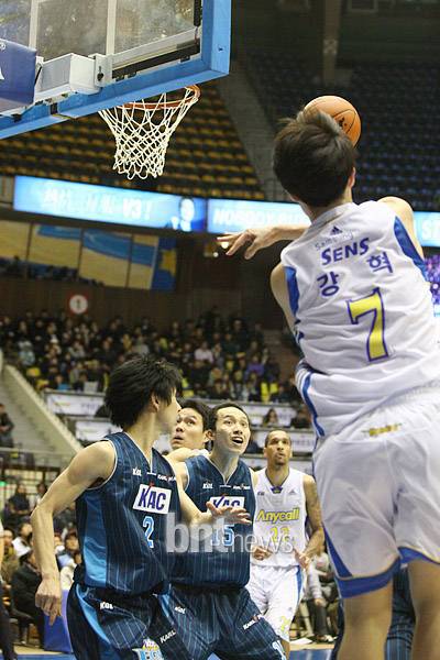 [bnt포토] 삼성vs KCC '공은 어디로'