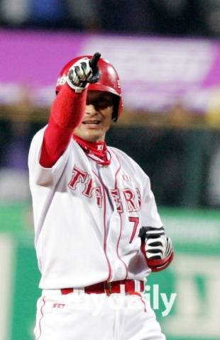 KIA 'V11' 담금질 시작..17일 이종범 등 야수조 출국