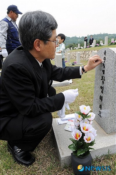 묘비 비문 되쓰는 우체국 직원