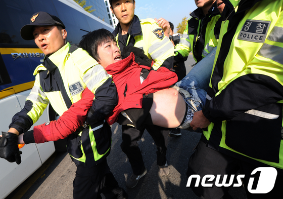 [사진]연행되는 반 FTA 시위대