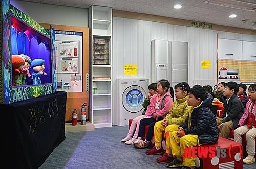 안전인형극 공연