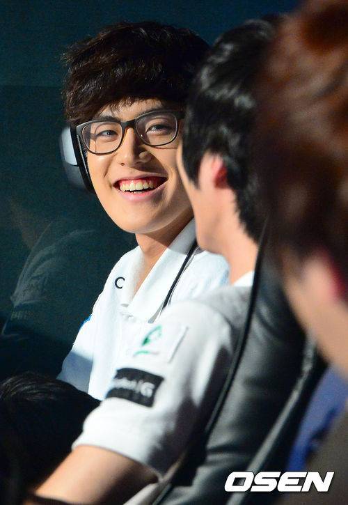 [사진]롤챔스 CJ 블레이즈 이호종,'1세트 승리후 환한 미소'