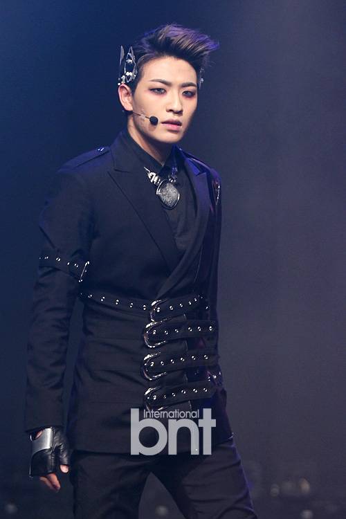 Bnt포토 백퍼센트 혁진 시선 사로잡는 카리스마 눈빛