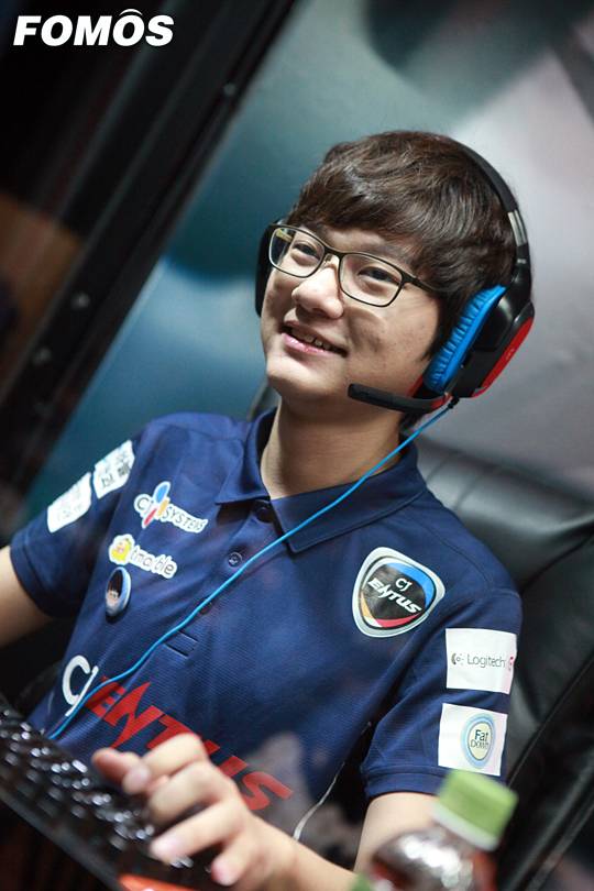 포토 매라신 승리의 미소 옅은 웃음 짓는 매드라이프 홍민기