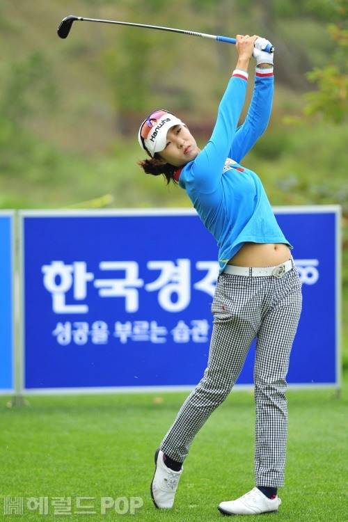 포토뉴스 유정민의 배꼽 티샷