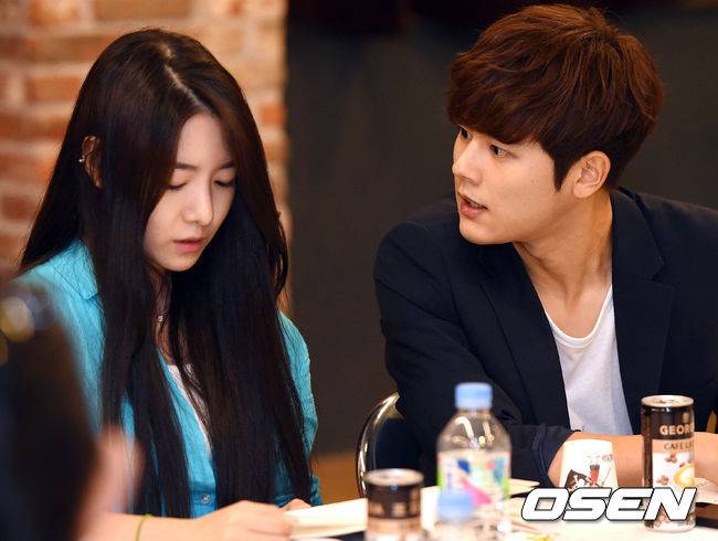 [사진]김동준,'대본 리딩도 실전처럼'