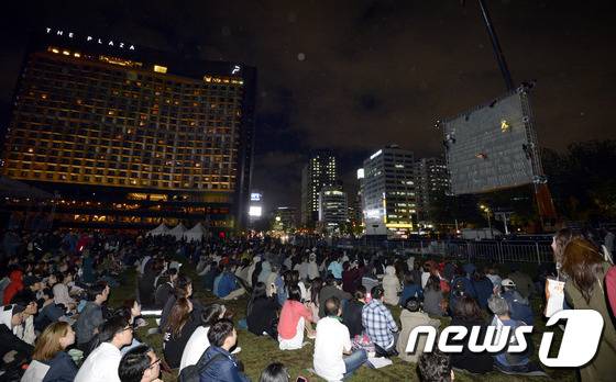 도심에서 펼쳐진 공중 퍼포먼스