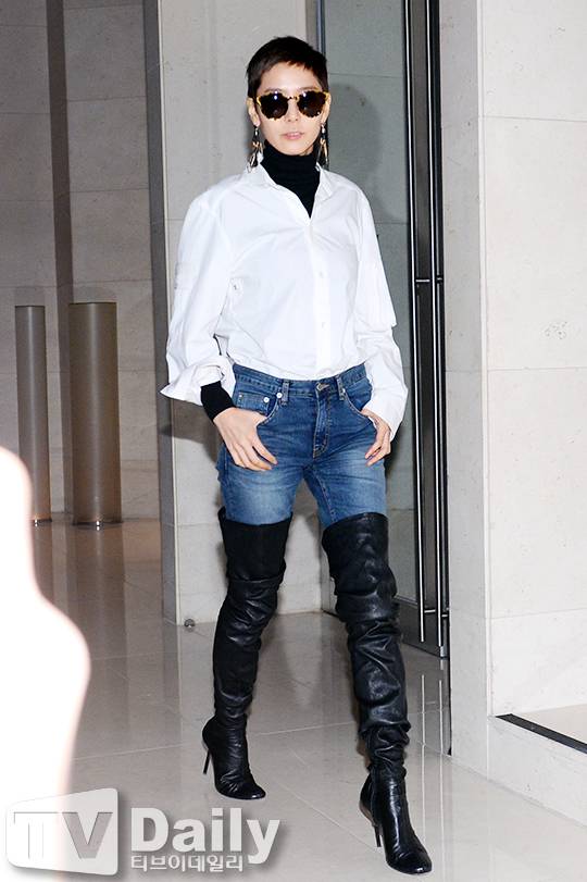 Td포토 패셔니스타 김나영 터틀넥 위 블라우스 청바지 위 롱부츠