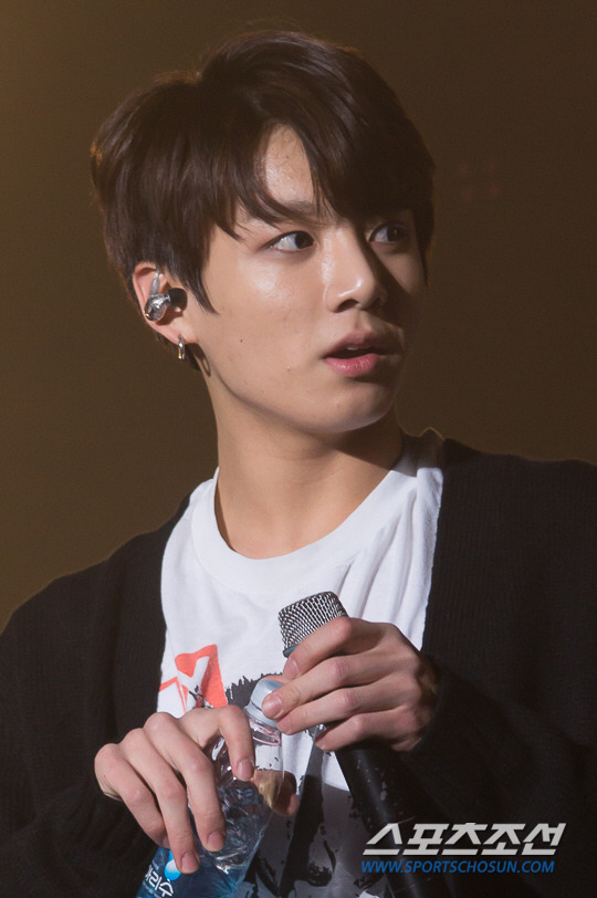 포토 방탄소년단 정국 만화책 찢고나온 앳띤 외모~