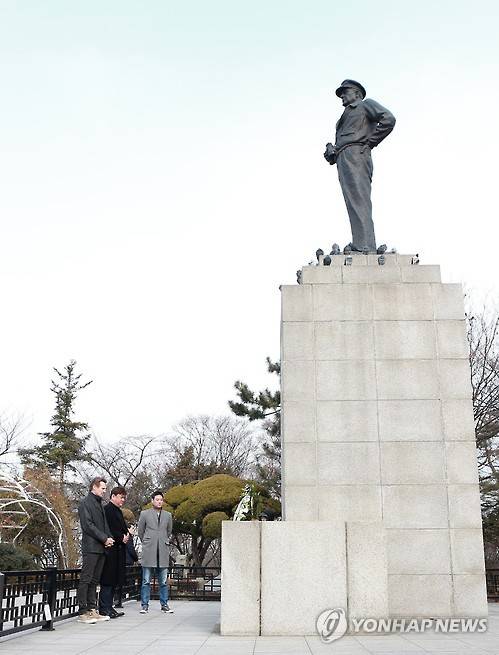 맥아더 장군 동상 참배하는 인천상륙작전 리암 니슨