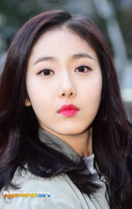 포토엔 여자친구 신비 아름답고 신비한 눈빛출근길패션