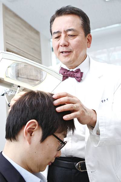 Health 돌이킬 수 없는 고민 탈모전조증상머리카락이 가늘어지는 현상 시기 맞춰 약물치료 시작해야