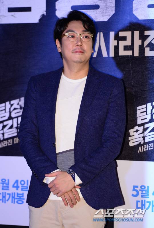 포토 조진웅 공손하게 두 손 모으고