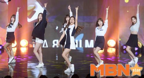 라붐 '남심 사수하는 무대' [MBN포토]