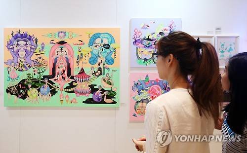 일러스트 작품 살펴보는 시민들