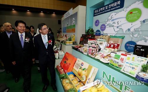Nh Farm 브랜드 제품 살펴보는 김병원 회장