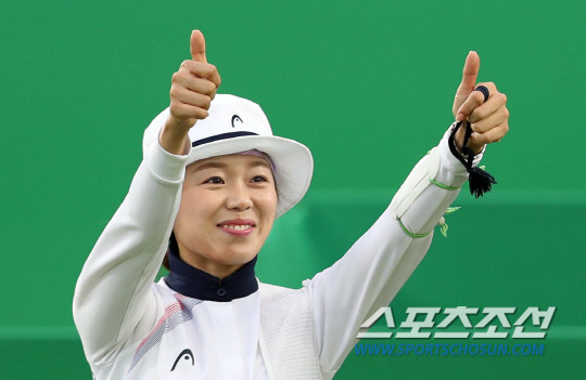 리우포토 장혜진 양궁 챔피언의 엄지척