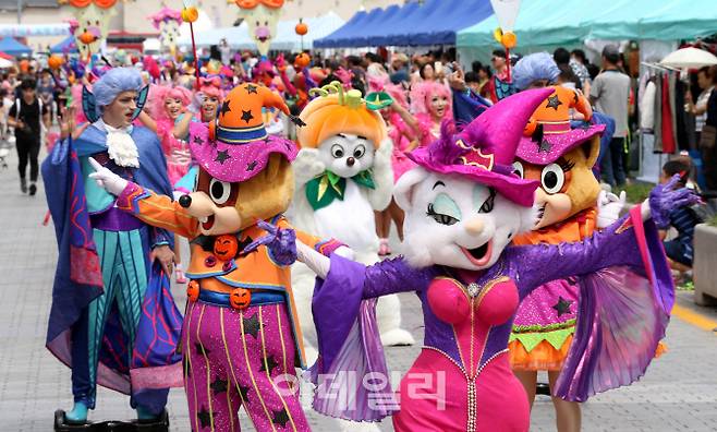 포토 도심 속 할로윈 축제 즐겨요