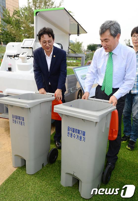 생활폐기물 수집 운반차량 살펴보는 이정섭 차관과 이상돈 의원