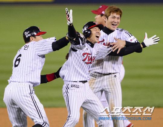 [포토] 김용의-오지환 '우리가 이겼다!'