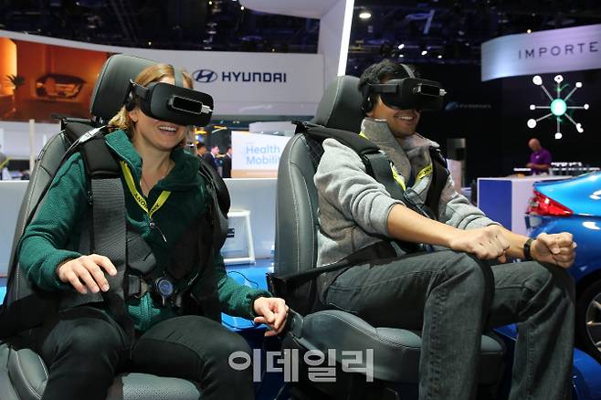 [포토][CES2017]현대차 자율주행 VR 시뮬레이터 이용하는 참가자들