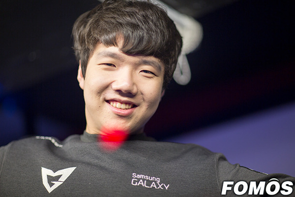 포토 하루 강민승 카메라 보고 방긋