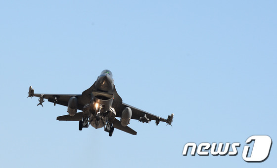 독수리훈련 이틀째 기지 복귀하는 F 16