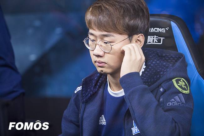 포토 쿠로 이서행 머리를 긁적긁적
