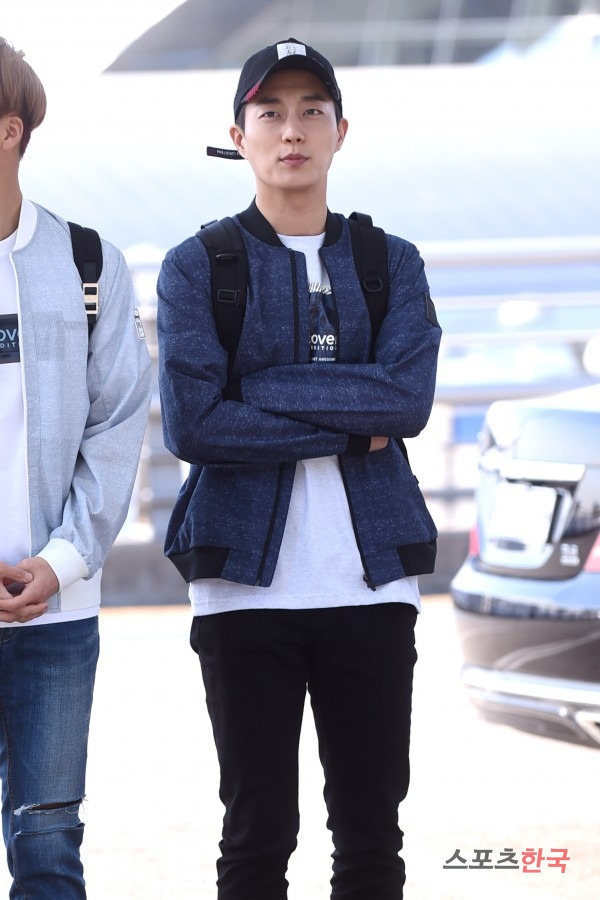 하이라이트 윤두준 여행 갈 때 딱 좋은 공항패션 