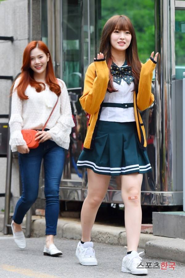 오마이걸 아린 교복 입고 리허설 왔어요~ 뮤직뱅크 출근길
