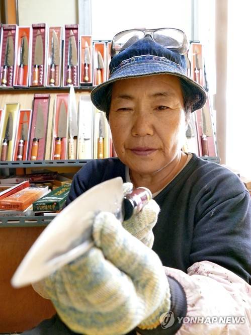 식칼의 본고장 남원 명성 잇는 여성 대장장이