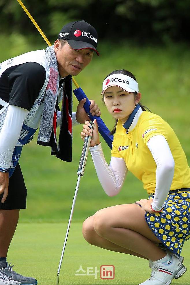 포토 루키 배소현 아버지 캐디와 살피는 퍼팅 라인