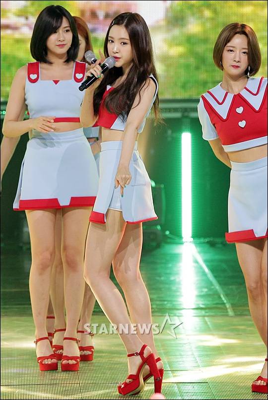 포토 손나은 긴 다리 뽐낸 패션