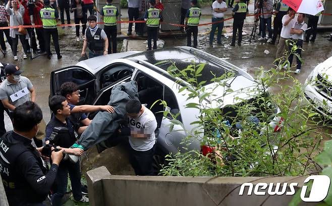 골프연습장 살해 현장검증말없이 태연히 재연종합