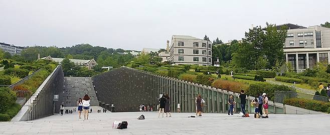 땅속에 묻은 건물 온전히 살아난 캠퍼스