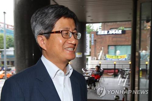 밝은 표정으로 출근하는 김명수 후보자