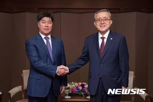 악수하는 김판석 처장과 바이메노프 집행위원장