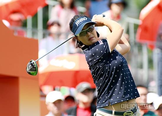 '노보기' 전미정, JLPGA 먼싱웨어 클래식 1R 단독선두 출발