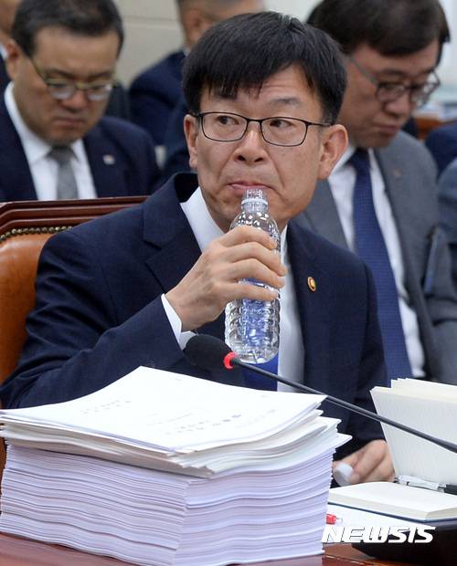 물마시는 김상조 공정거래위원장