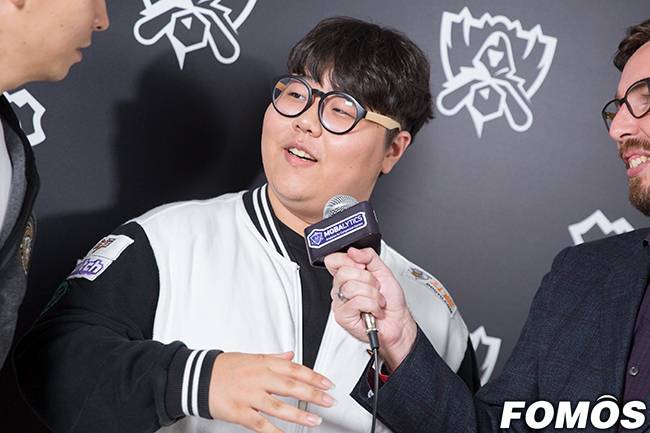 롤드컵 포토 울프 이재완 손짓 섞은 열정적인 인터뷰