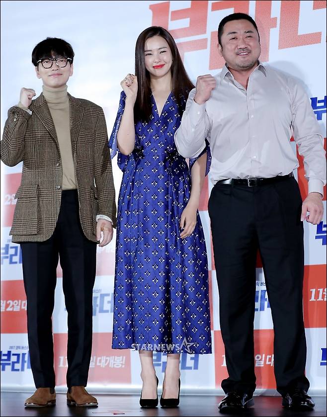 포토 이동휘 이하늬 마동석 색다른 조합