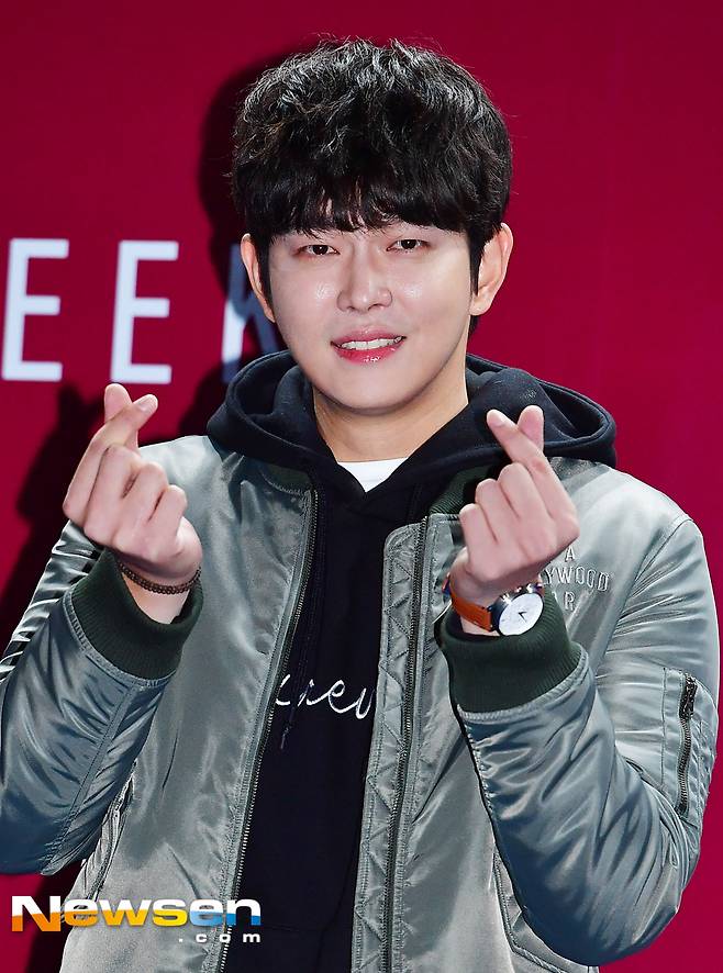 [포토엔HD] 윤균상 '키 187cm 키에 앙증맞은 하트포즈'