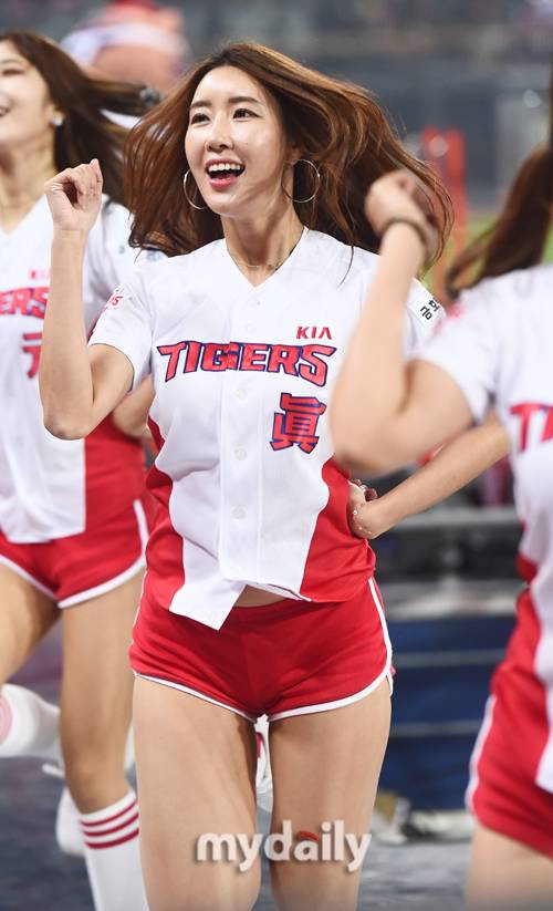 Md화보 안 그래도 짧은데 치어리더 계속 올라가는 핫팬츠