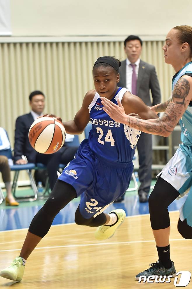 '로이드 25득점' KDB생명, KEB하나은행 누르고 시즌 첫승