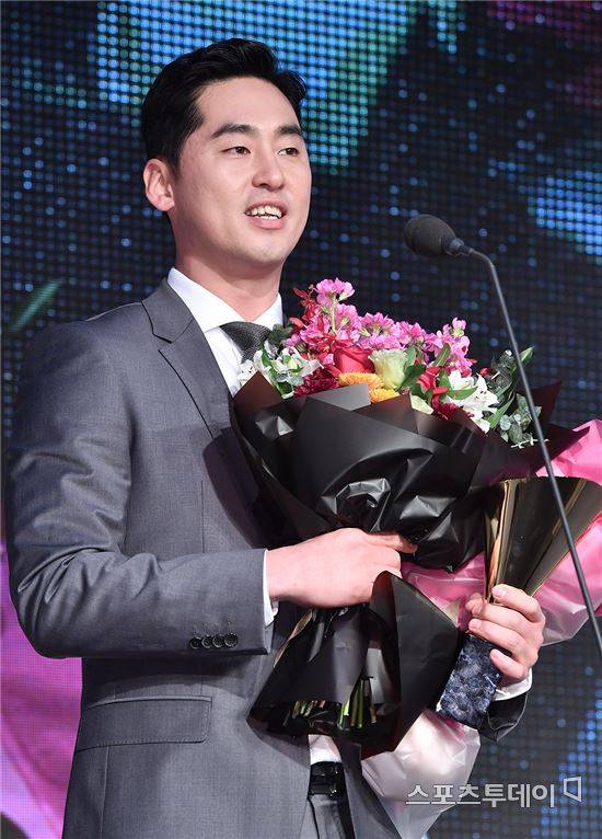 [ST포토] 진해수, 'KBO 홀드상 수상'
