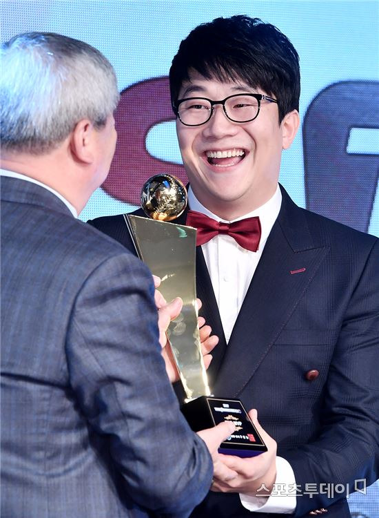 [ST포토] 'KBO MVP' 양현종, '너무 좋아'