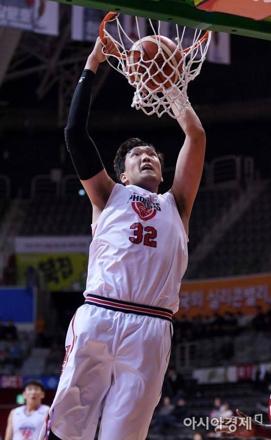 [포토] 이종현, '호쾌한 투핸드 덩크'