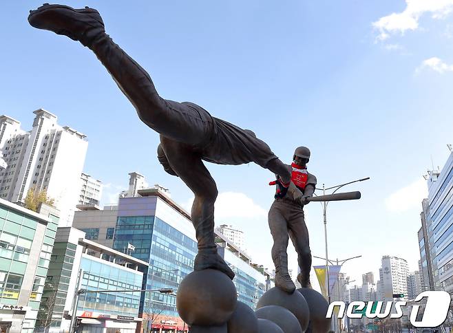 평창조직위 88 올림픽 조형물에 평창 입히다