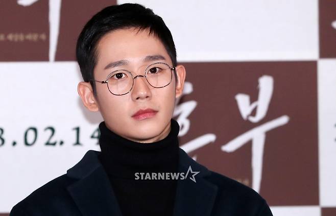 포토 정해인 안경을 써도 참 잘생긴 얼굴